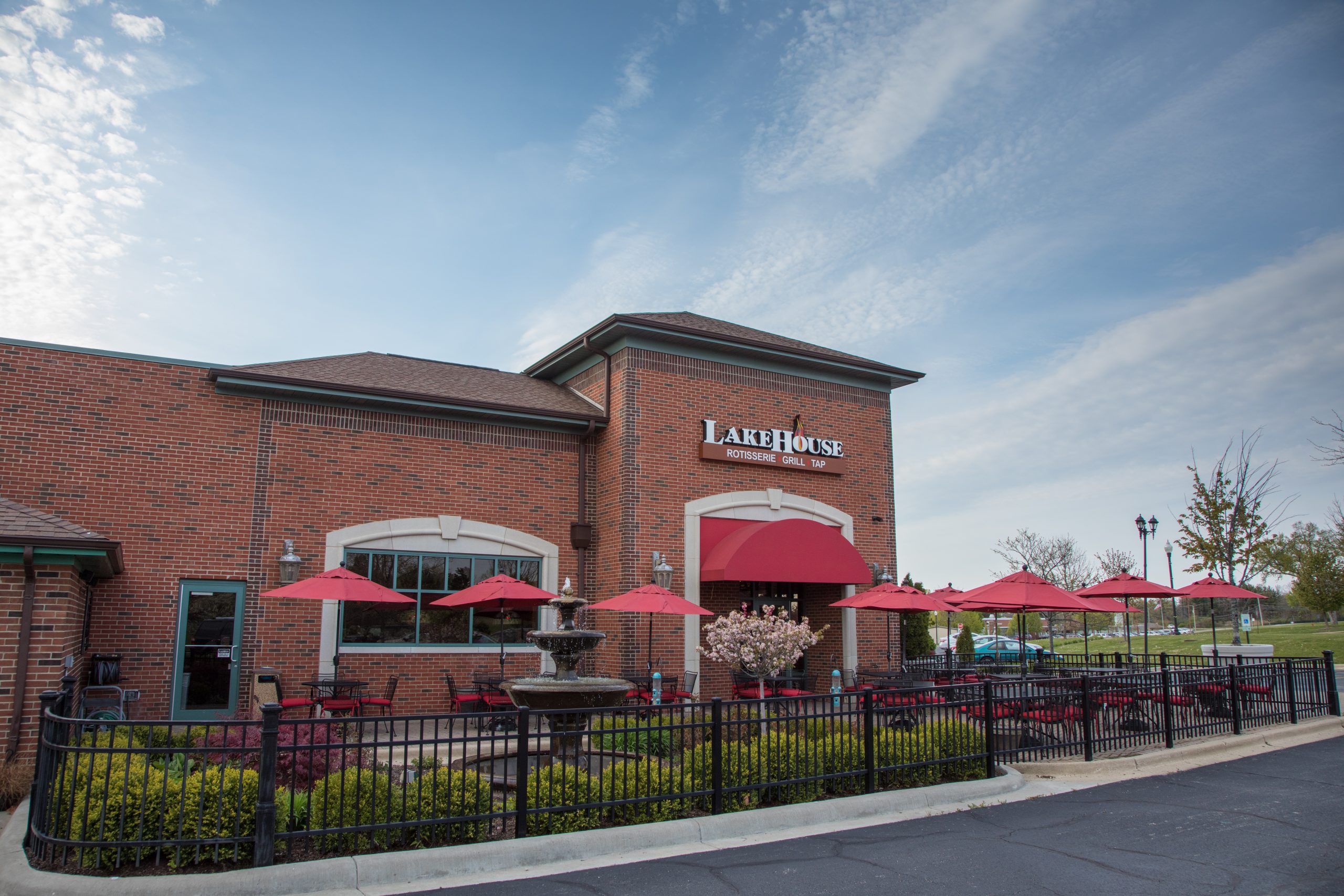 Welcome to LakeHouse Lake Villa, IL- Rotisserie, Grill and Tap